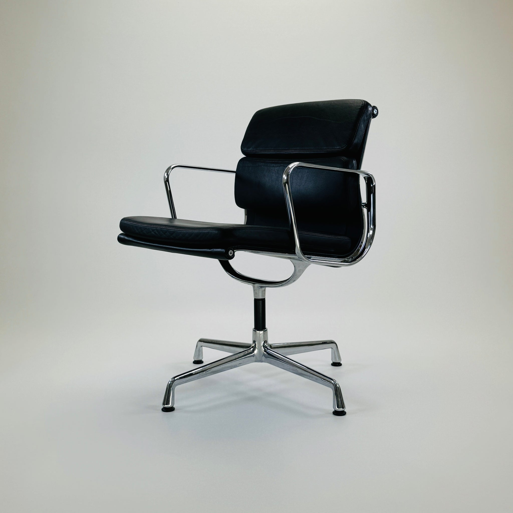 Vitra EA208 Softpad Chair Patina Berlin